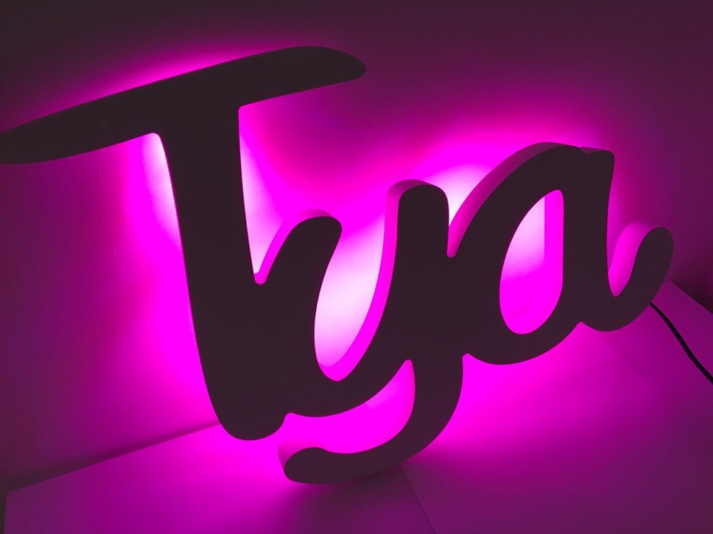 Commande du prénom découpé lumineux Tya.